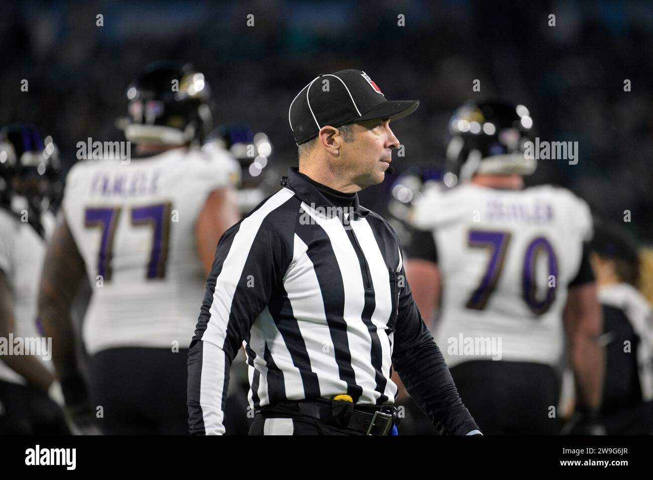 Back judge Dino Paganelli (105) works on the field during the second ...