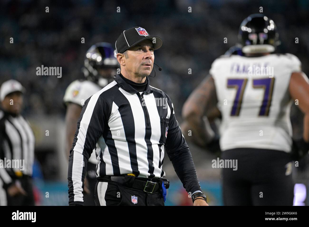 Back judge Dino Paganelli (105) works on the field during the second ...
