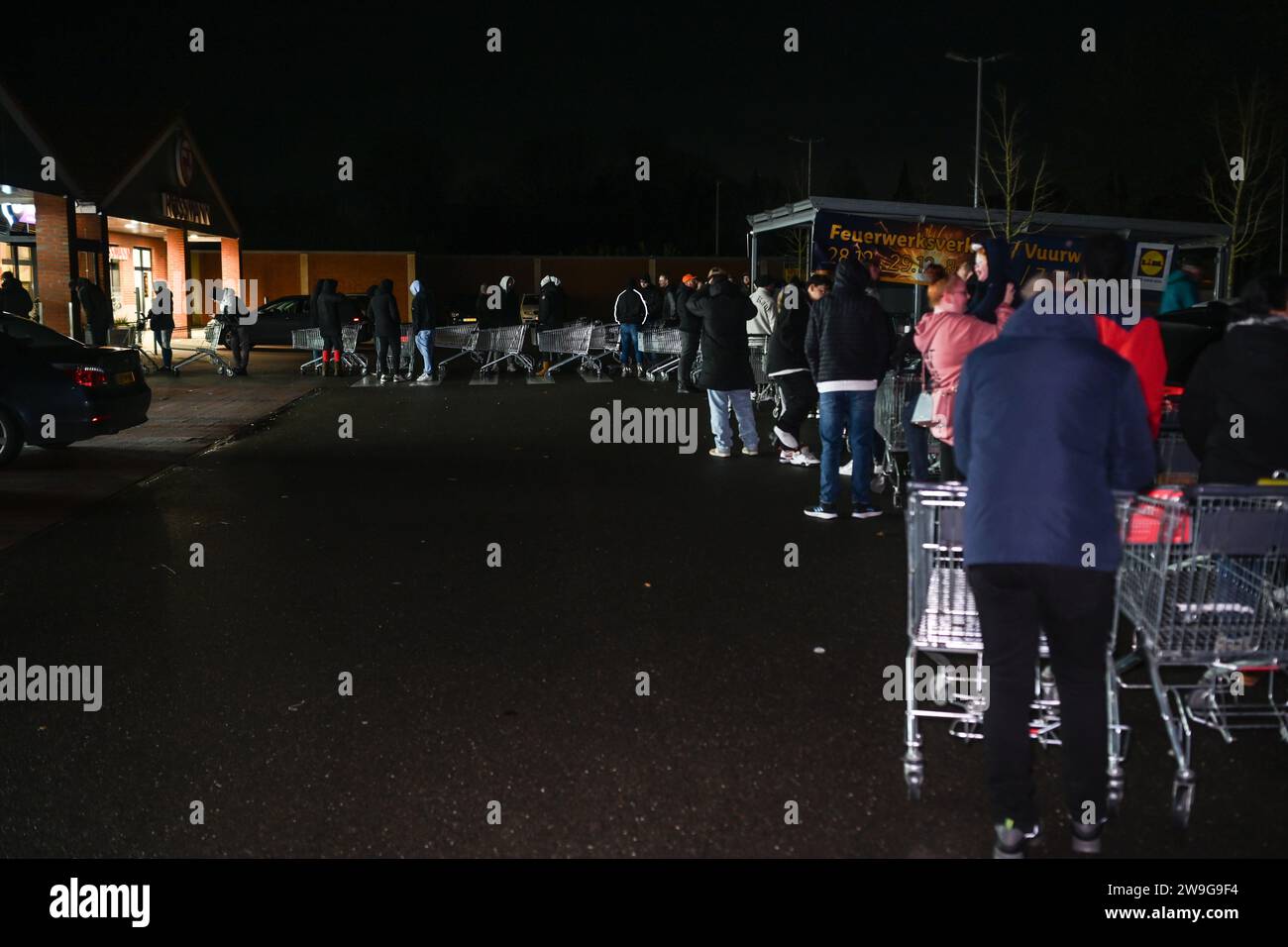Bunde, Germany. 28th Dec, 2023. Early in the morning, long queues form ...