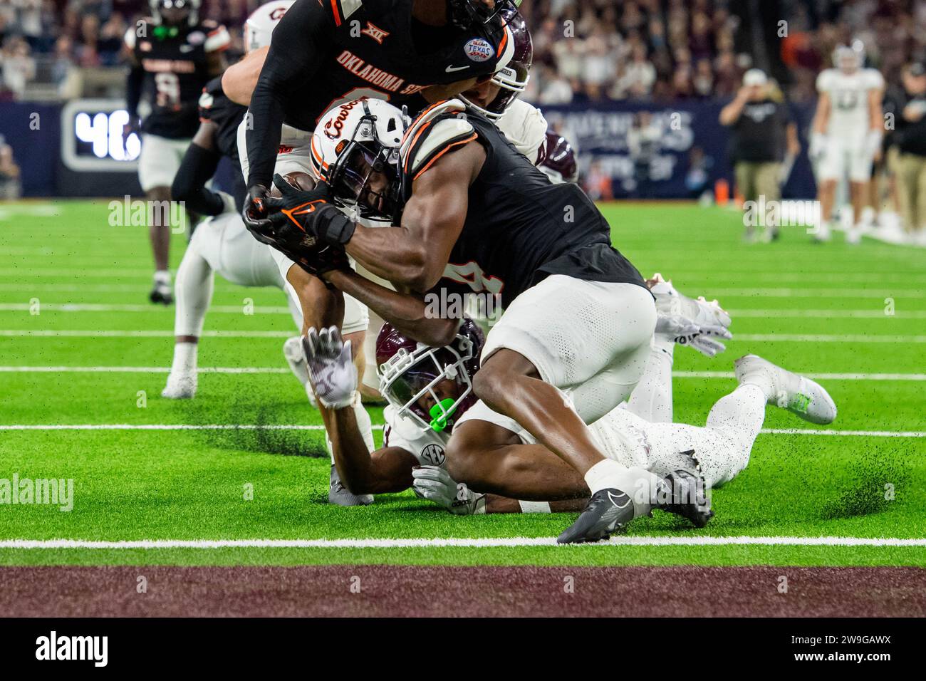 Houston, TX, USA. 27th Dec, 2023. Oklahoma State Cowboys linebacker ...
