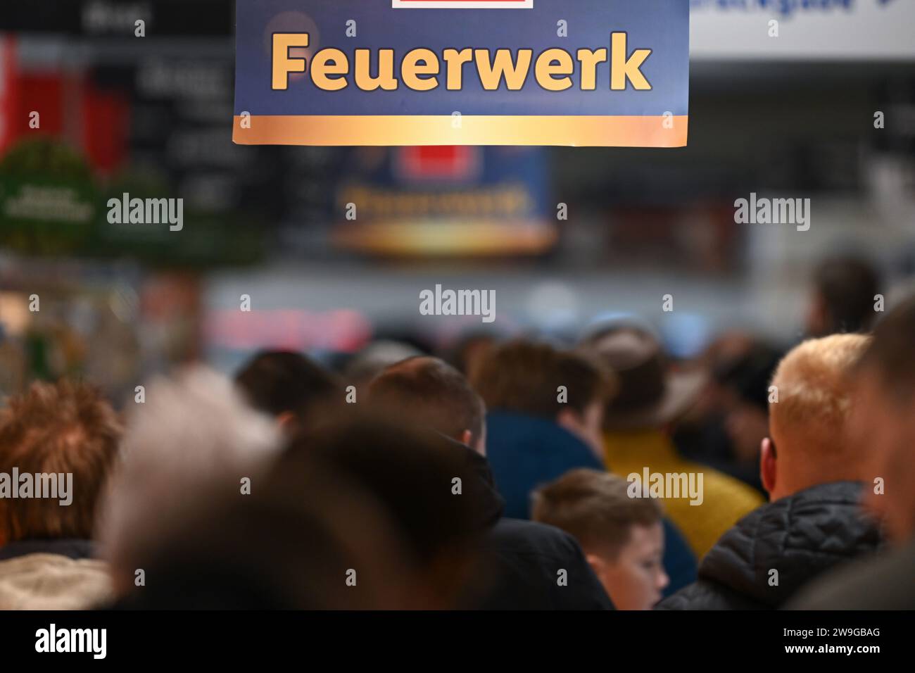 Bunde, Germany. 28th Dec, 2023. Long queues form at a discount store in ...