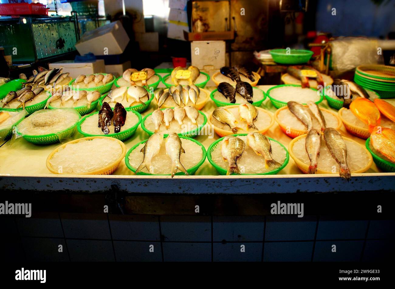 Fish on ice on fish stall Stock Photo - Alamy