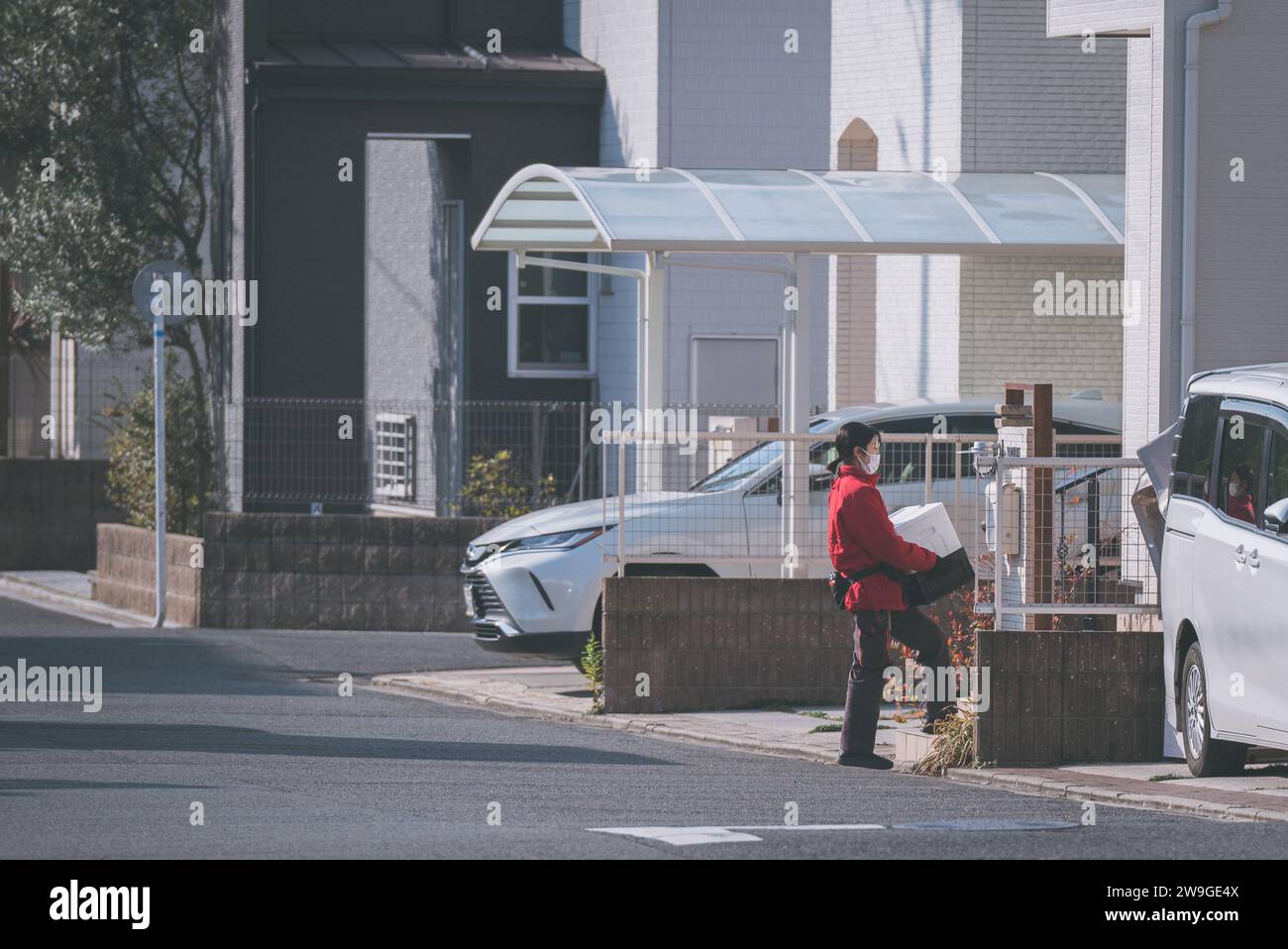 Waiting for delivery order hi-res stock photography and images - Alamy