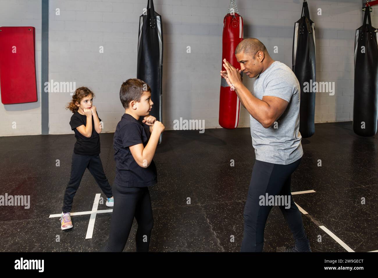 Horizontal photo elementary children in a boxing school, dressed in ...