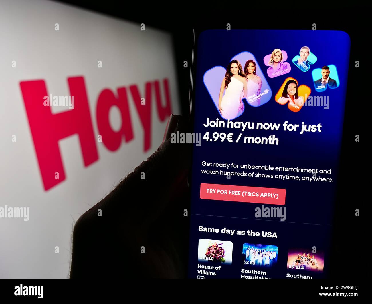 Person holding cellphone with webpage of US video streaming company ...