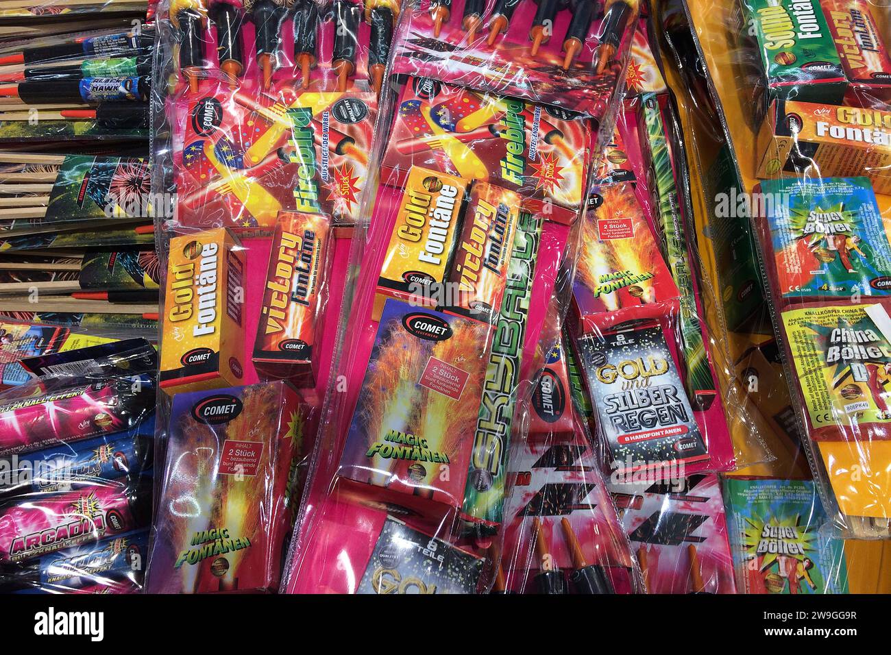Verkaufsstart Feuerwerk, verpackte Boeller und Leuchtraketen liegen ...