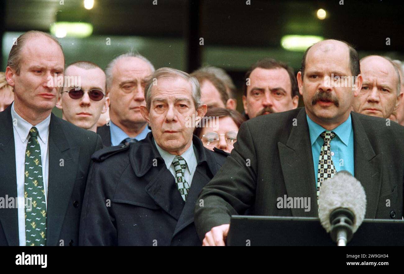 File photo dated 10/4/1998 of PUP leader David Ervine (right) Hugh ...