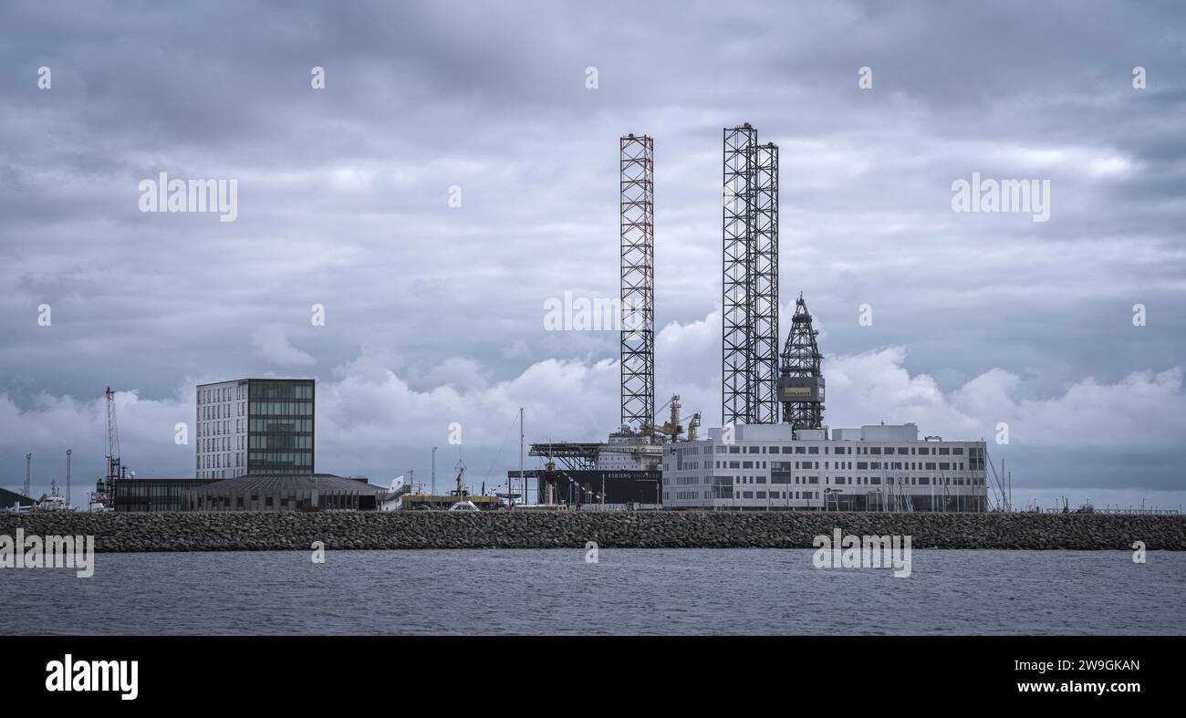 Offshore oil rig maintenance hi-res stock photography and images - Alamy