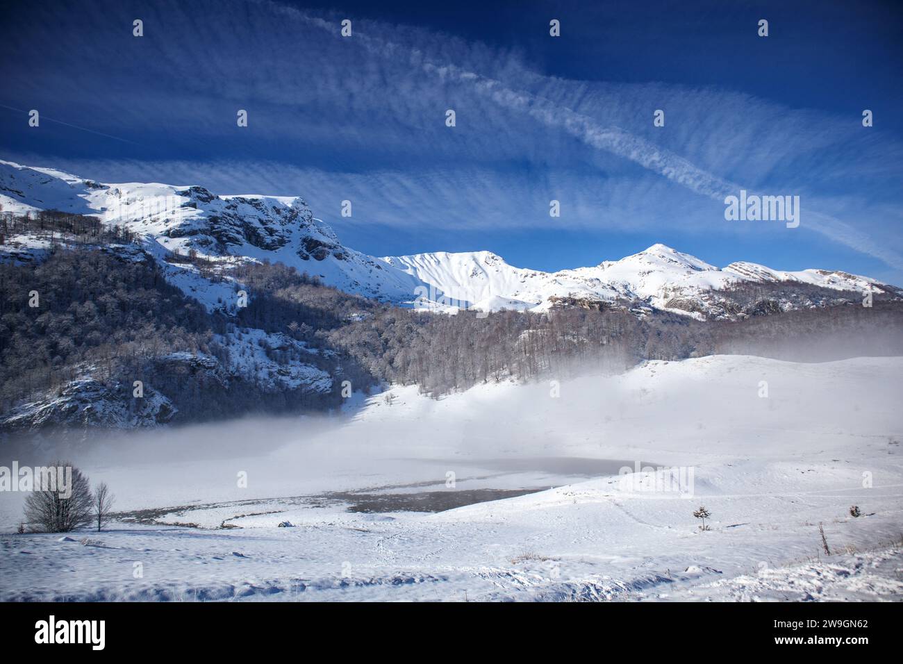 The beauty of untouched wilderness showcased in a panoramic mountain spectacle Stock Photo - Alamy