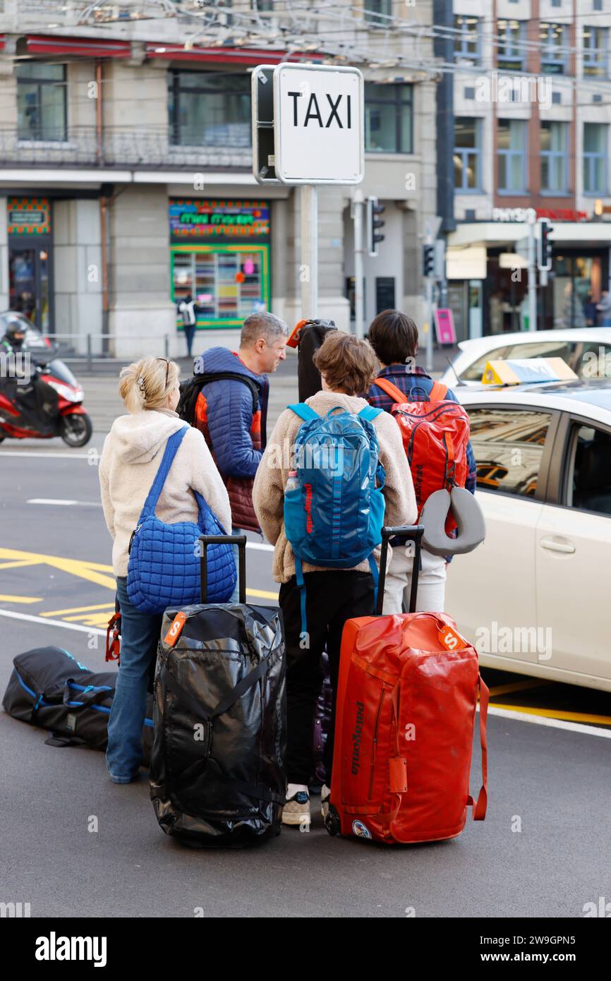 Foto Manuel Geisser 27.12.2023 Zuerich , SCHWEIZ, Kunden beim Taxistand ...
