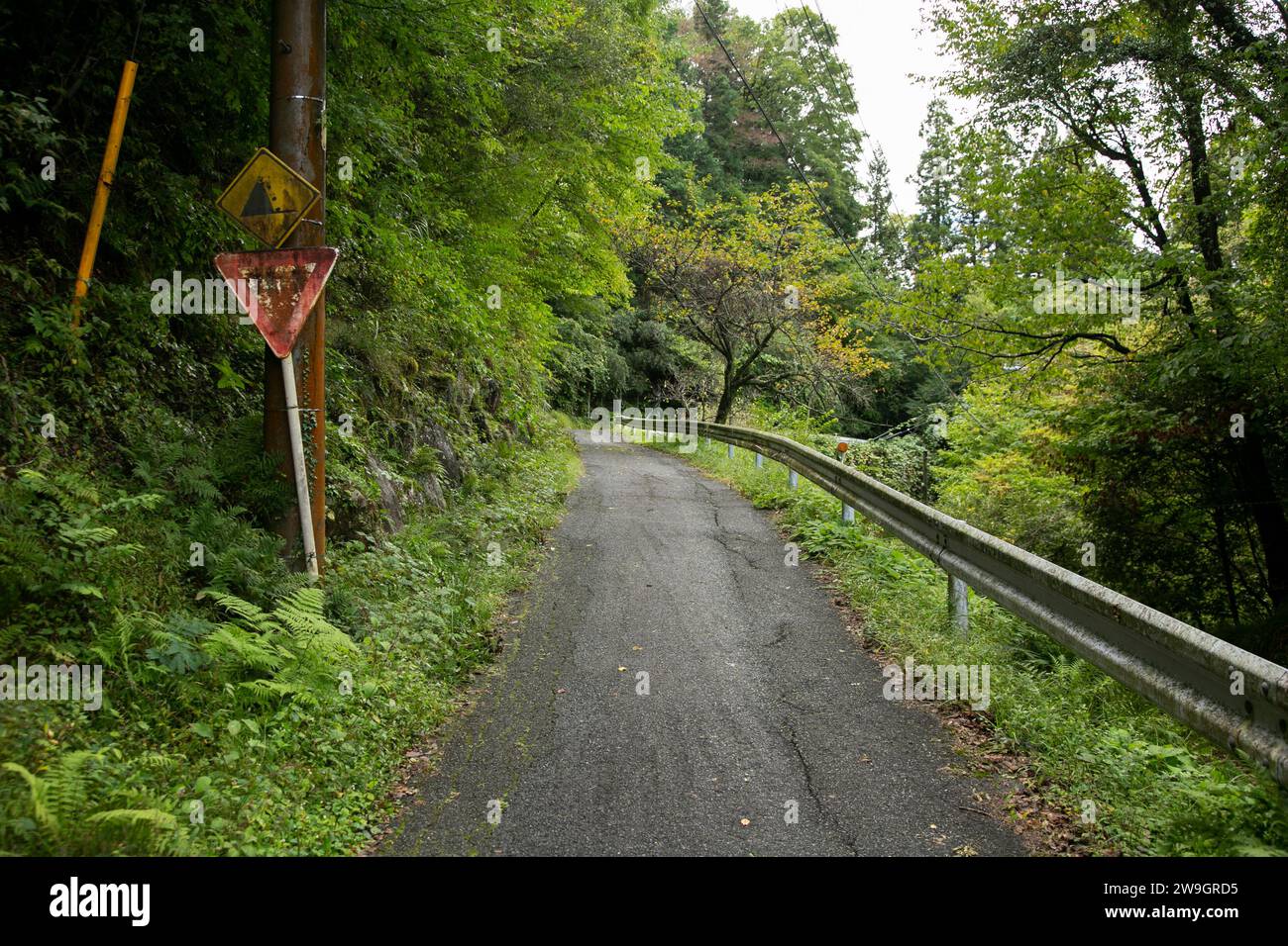 Walking the road following the Nakasendo trail between Nagiso and ...