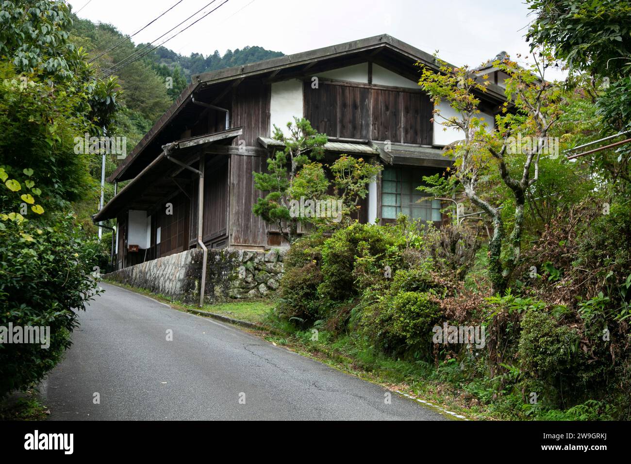 Traditional japanese houses on the Nakasendo trail between Tsumago and ...