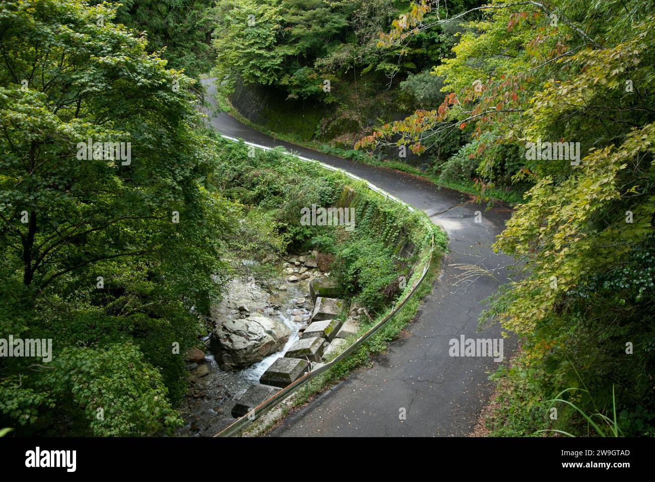 Walking the hiking road following the Nakasendo trail between Tsumago ...
