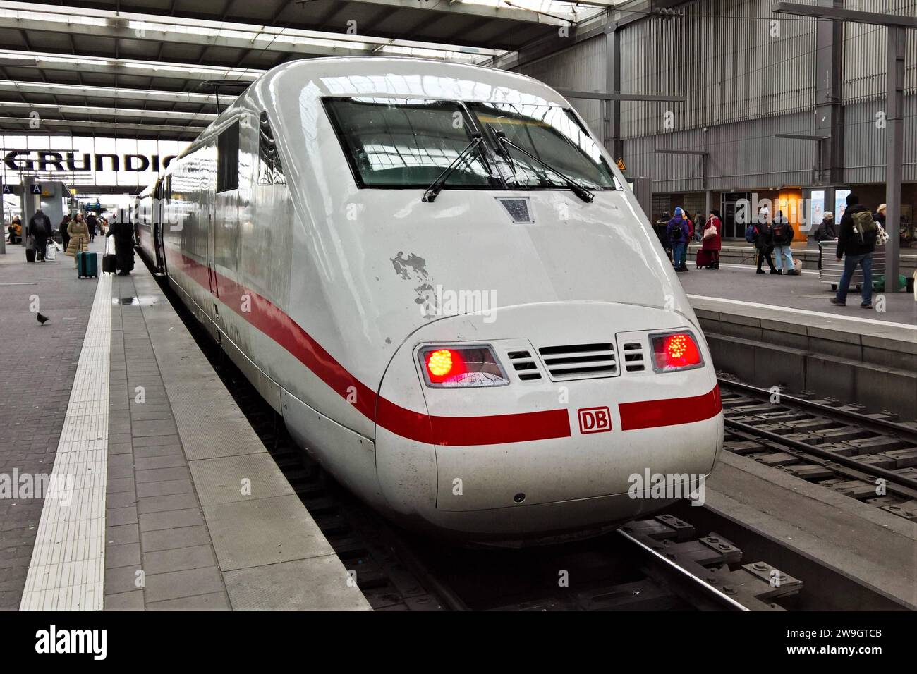 DB Deutsche Bahn, ICE am Hbf in München *** DB Deutsche Bahn, ICE at ...