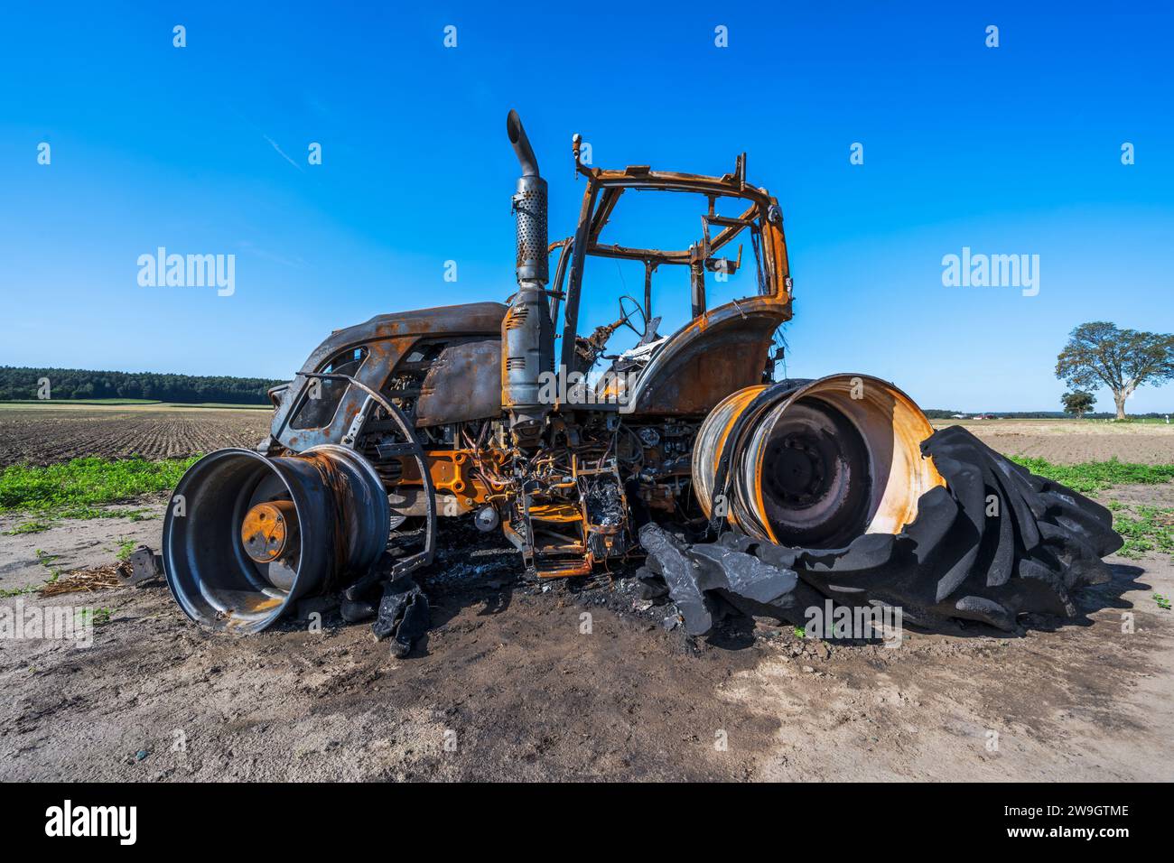 Tractor scrap hi-res stock photography and images - Alamy