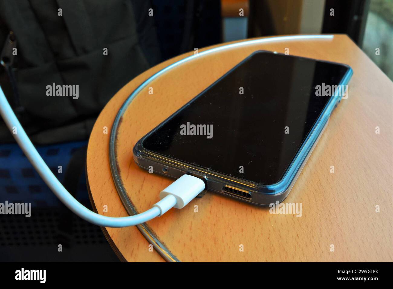 Smartphone mittels Strom-Ladekabel aufladen im Zug bzw der Regio Bahn ...