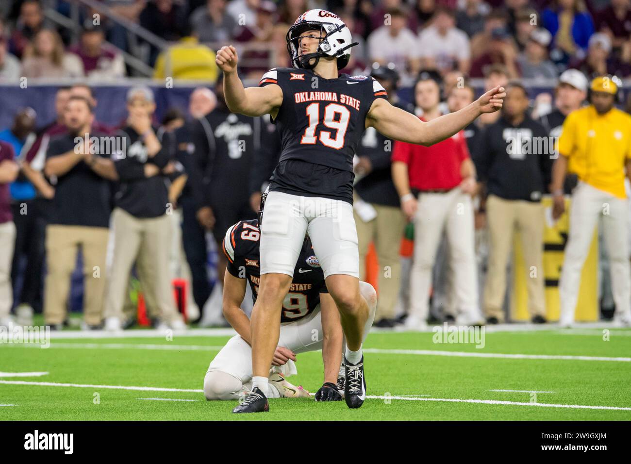 Houston, TX, USA. 27th Dec, 2023. Oklahoma State Cowboys place kicker ...