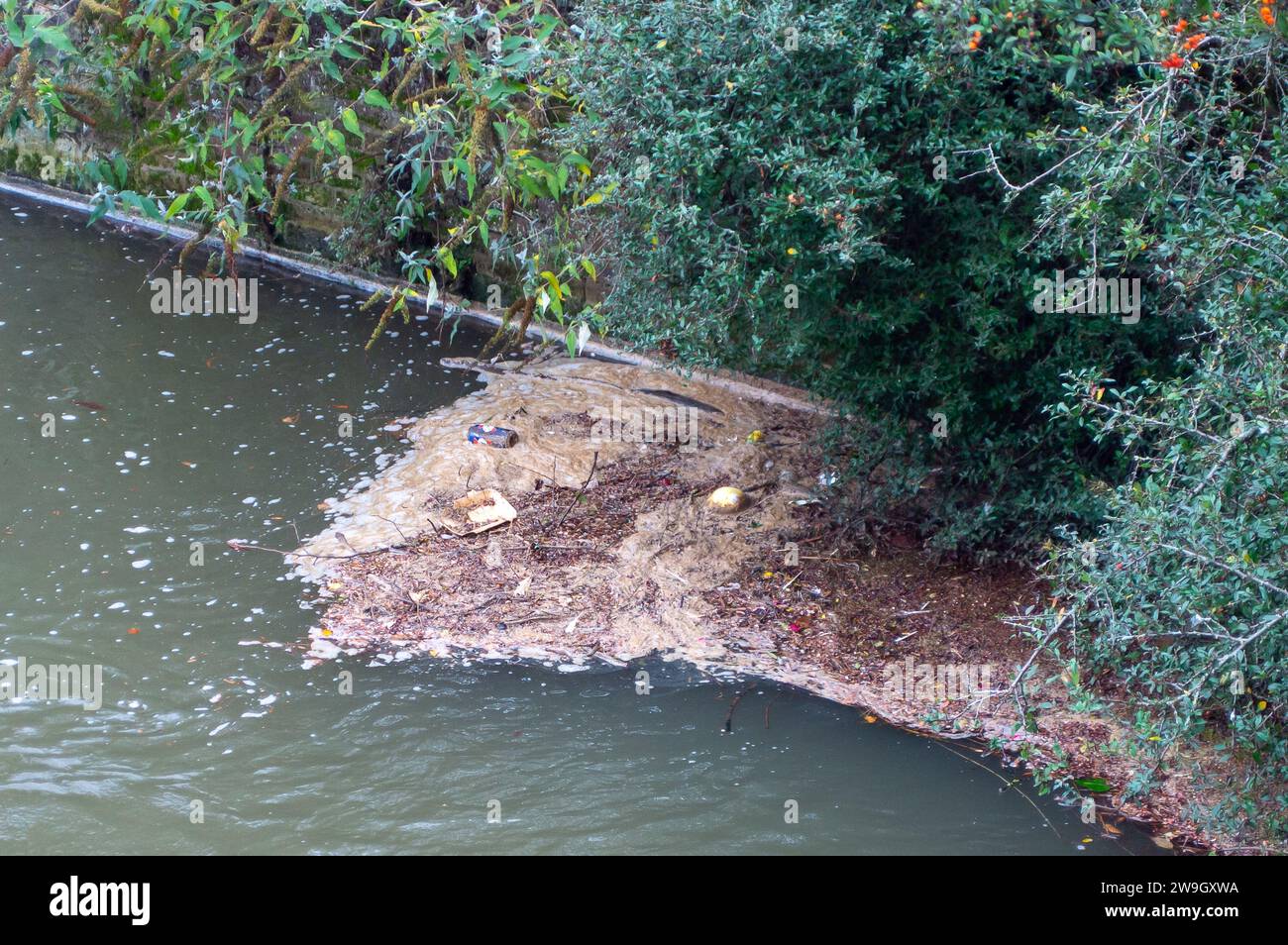 Windsor, Berkshire, UK. 28th December, 2023. Pollution on the River ...