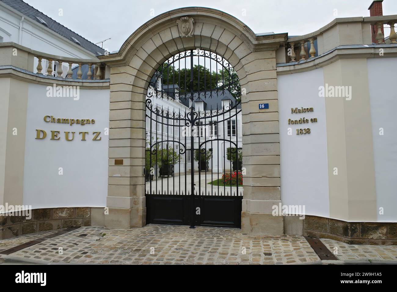 White entrance gate hi-res stock photography and images - Alamy