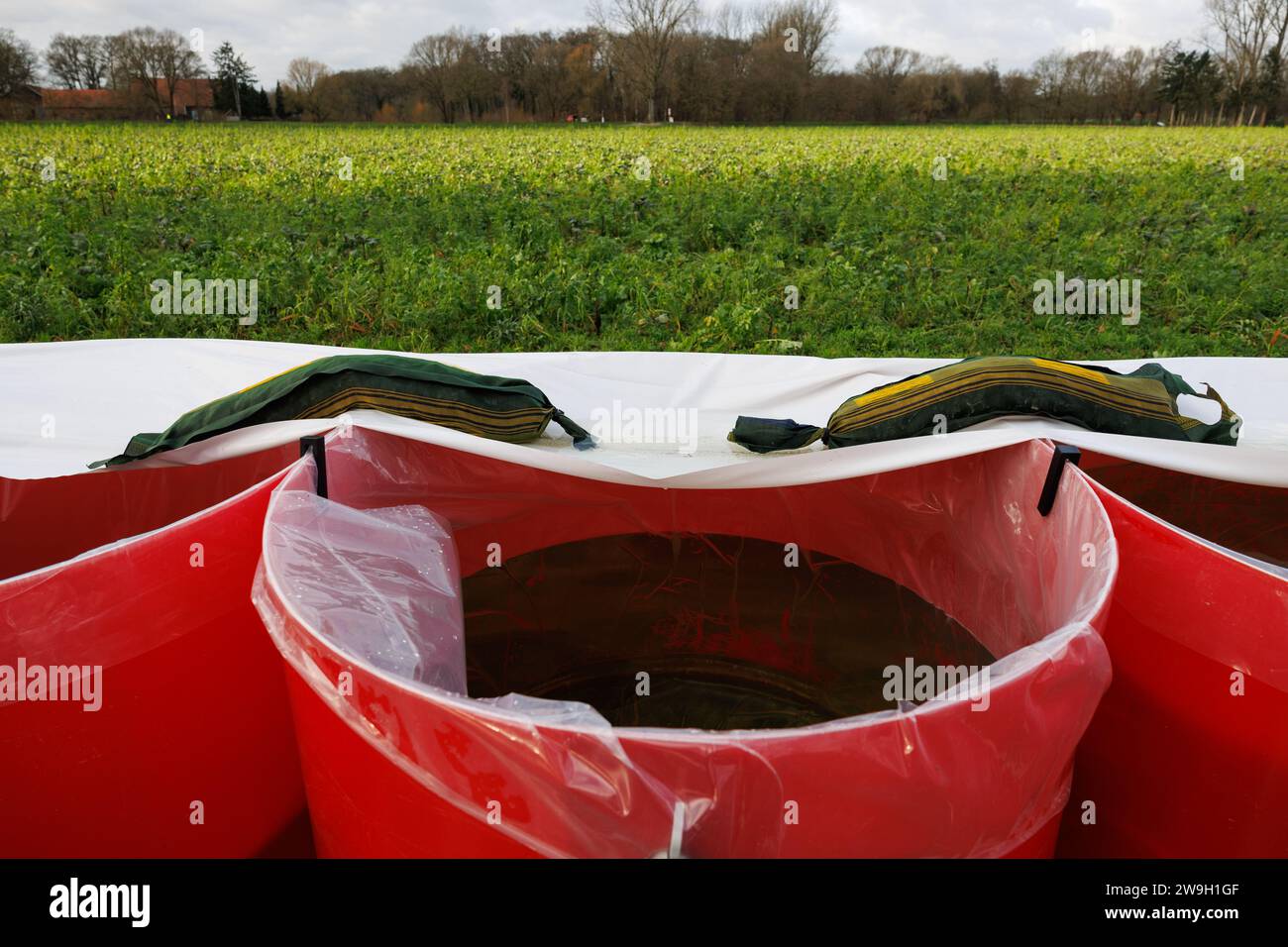 Lippstadt, Germany. 28th Dec, 2023. View of a mobile flood protection ...