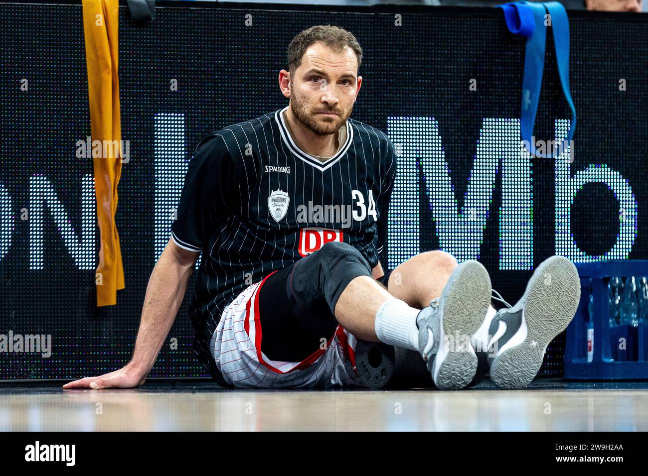 Bamberg, Deutschland. 27th Dec, 2023. Felix Hoffmann (Wuerzburg Baskets, #34), Aufwaermen, warm ...
