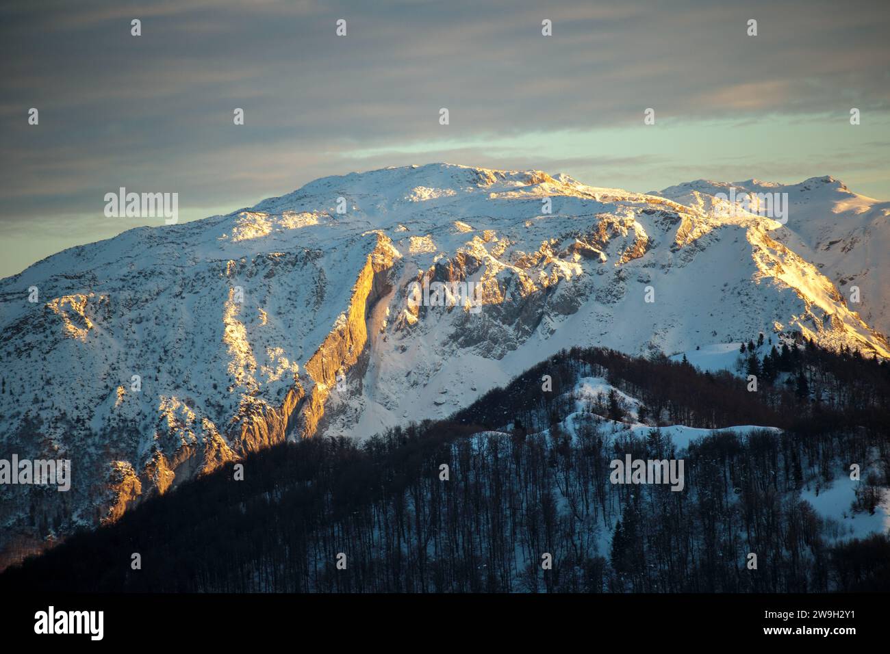 The beauty of untouched wilderness showcased in a panoramic mountain spectacle Stock Photo - Alamy