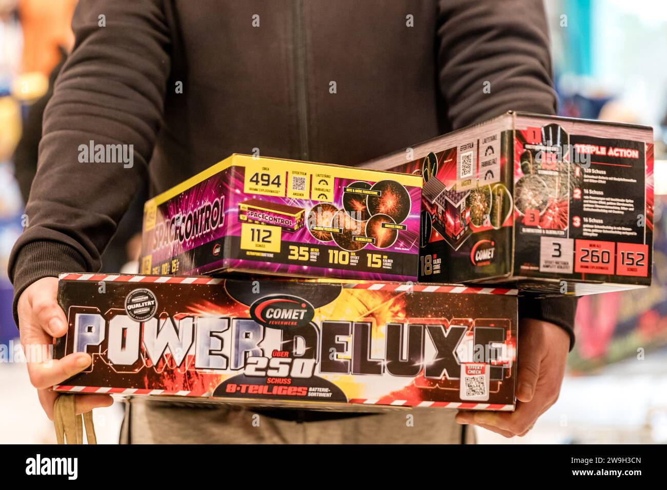 Cottbus, Germany. 28th Dec, 2023. A supermarket customer holds ...
