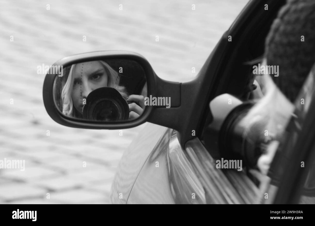 Junge Frau fotografiert heimlich aus dem Auto heraus und beobachtet ...