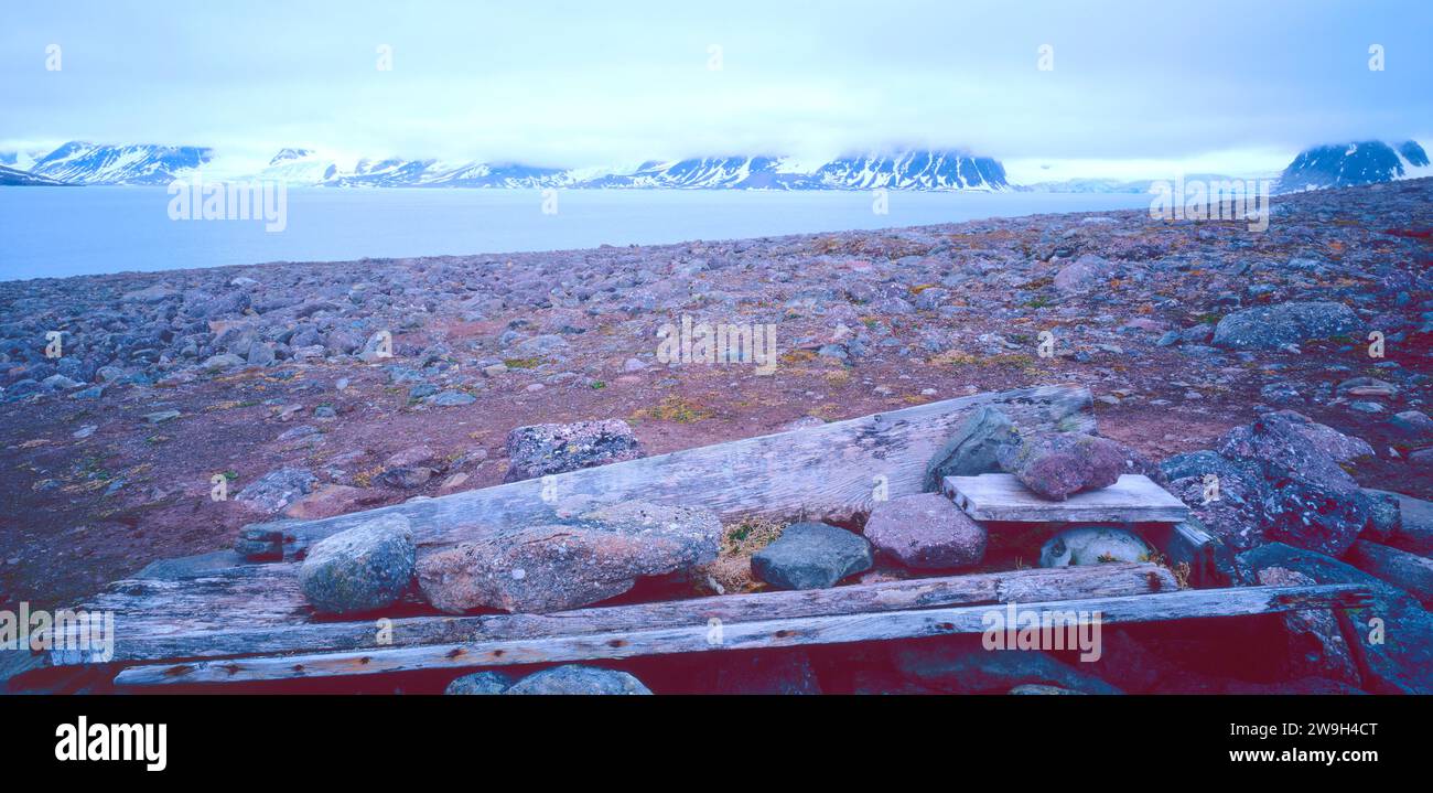 Old whalers grave on Svalbard Stock Photo - Alamy