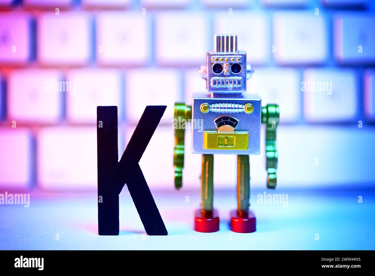 Buchstabe K und Roboterfigur als I vor einer Computertastatur ...