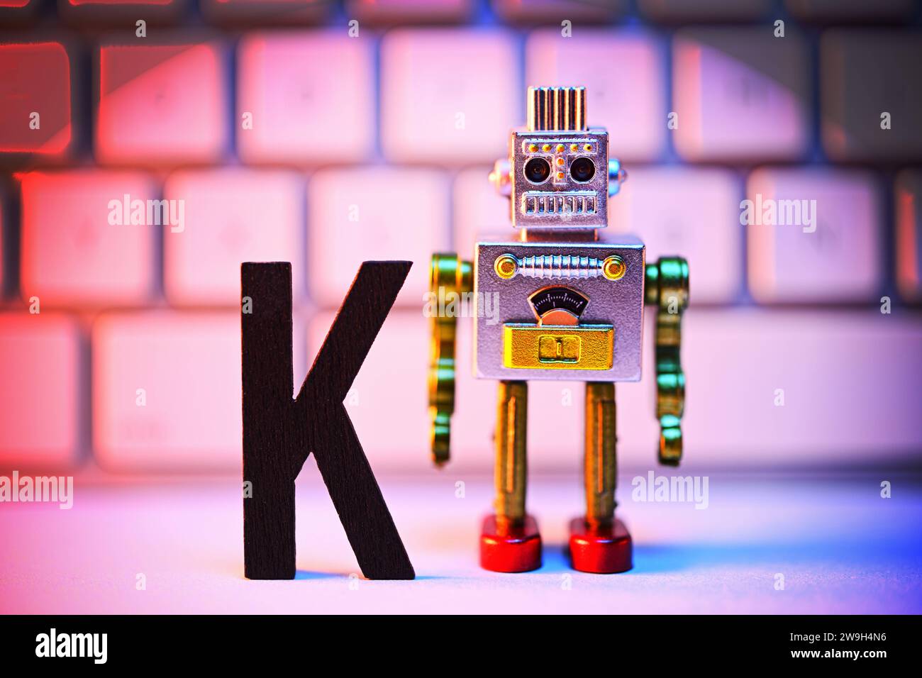 Buchstabe K und Roboterfigur als I vor einer Computertastatur ...