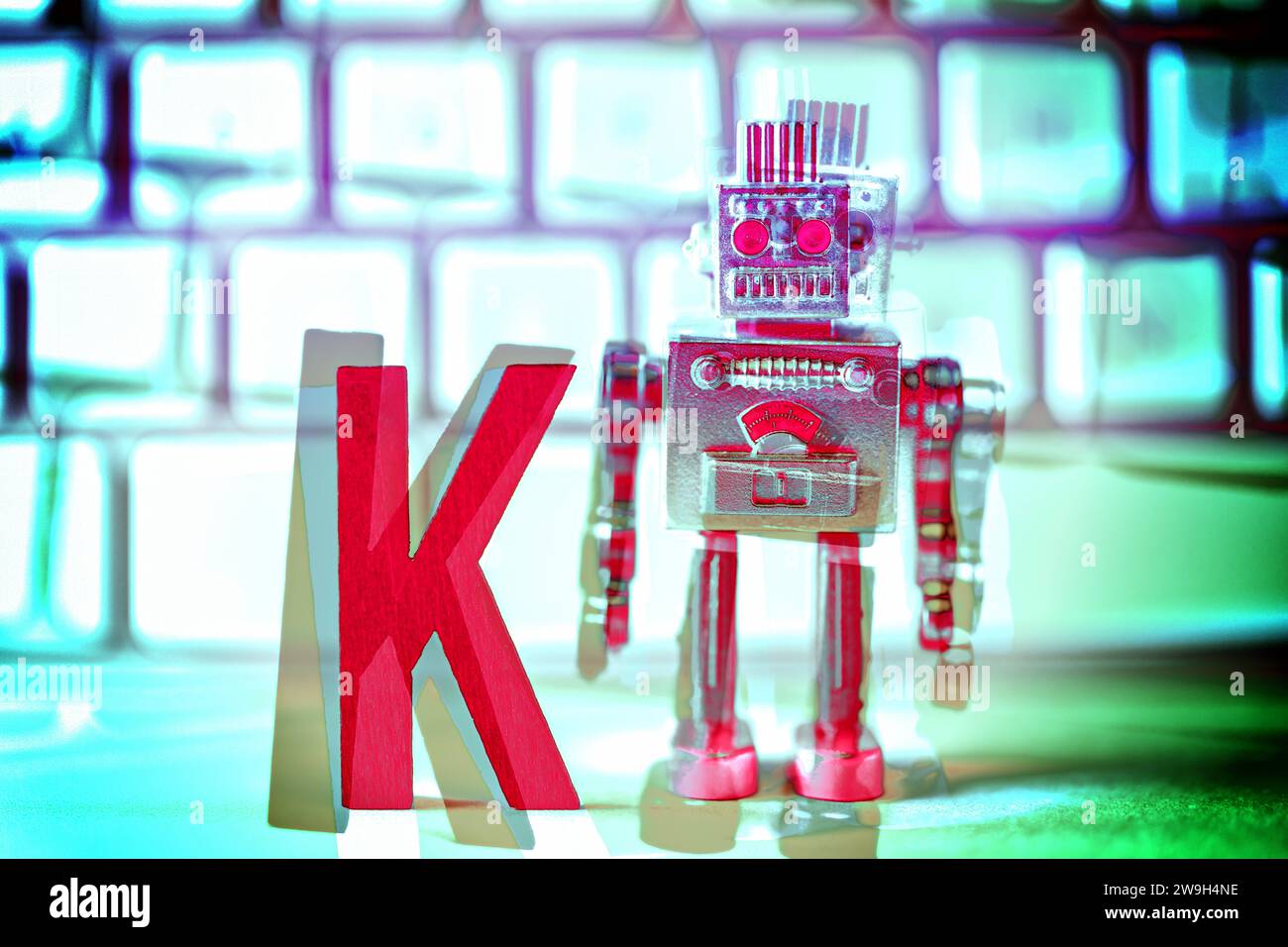 FOTOMONTAGE, Buchstabe K und Roboterfigur als I vor einer ...