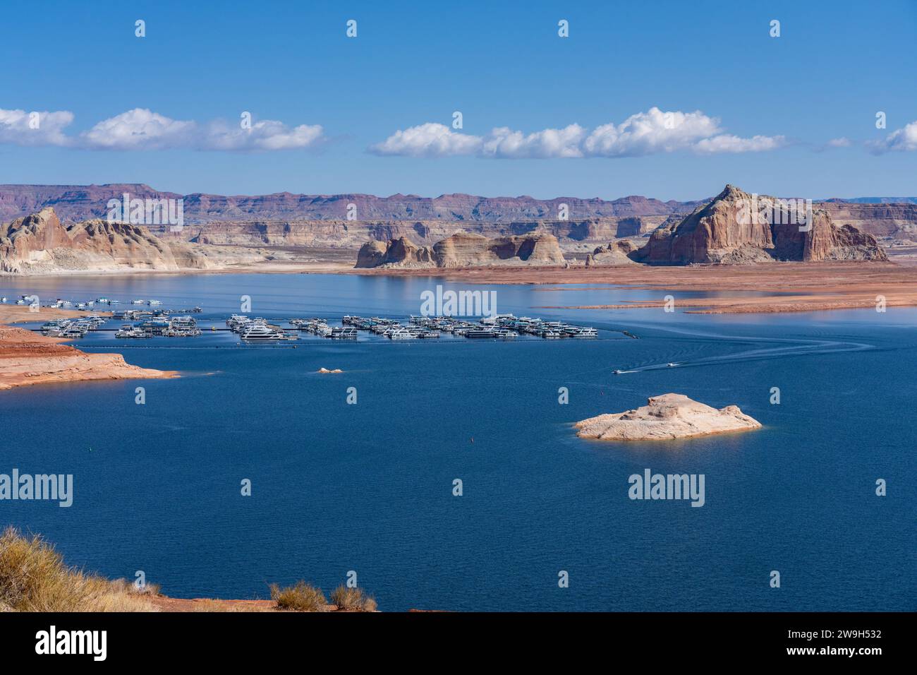 The Wahweap Marina in Wahweep Bay at the southern end of Lake Powell in ...