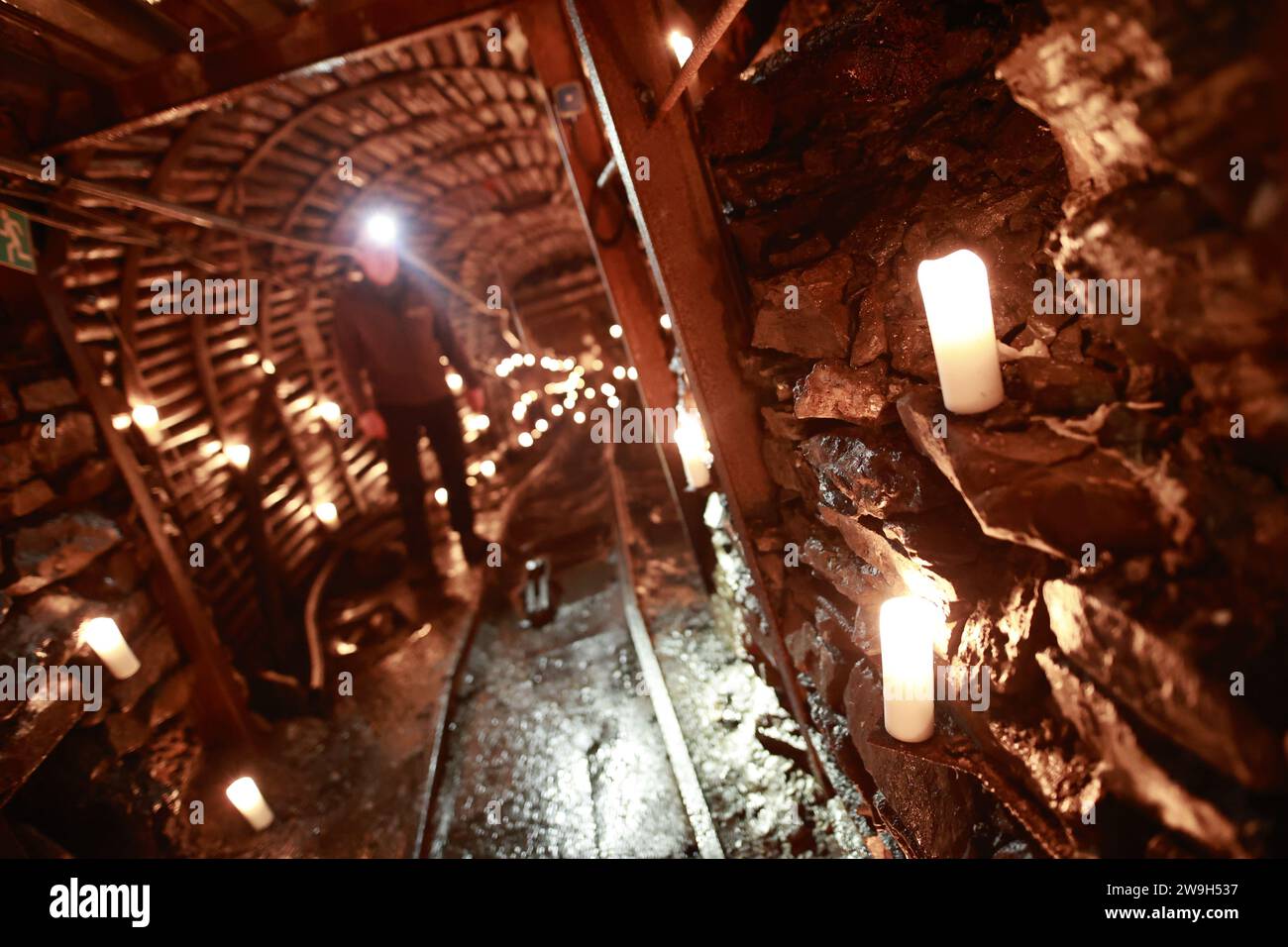 Harztor, Germany. 28th Dec, 2023. Candles light up in the Rabensteiner ...