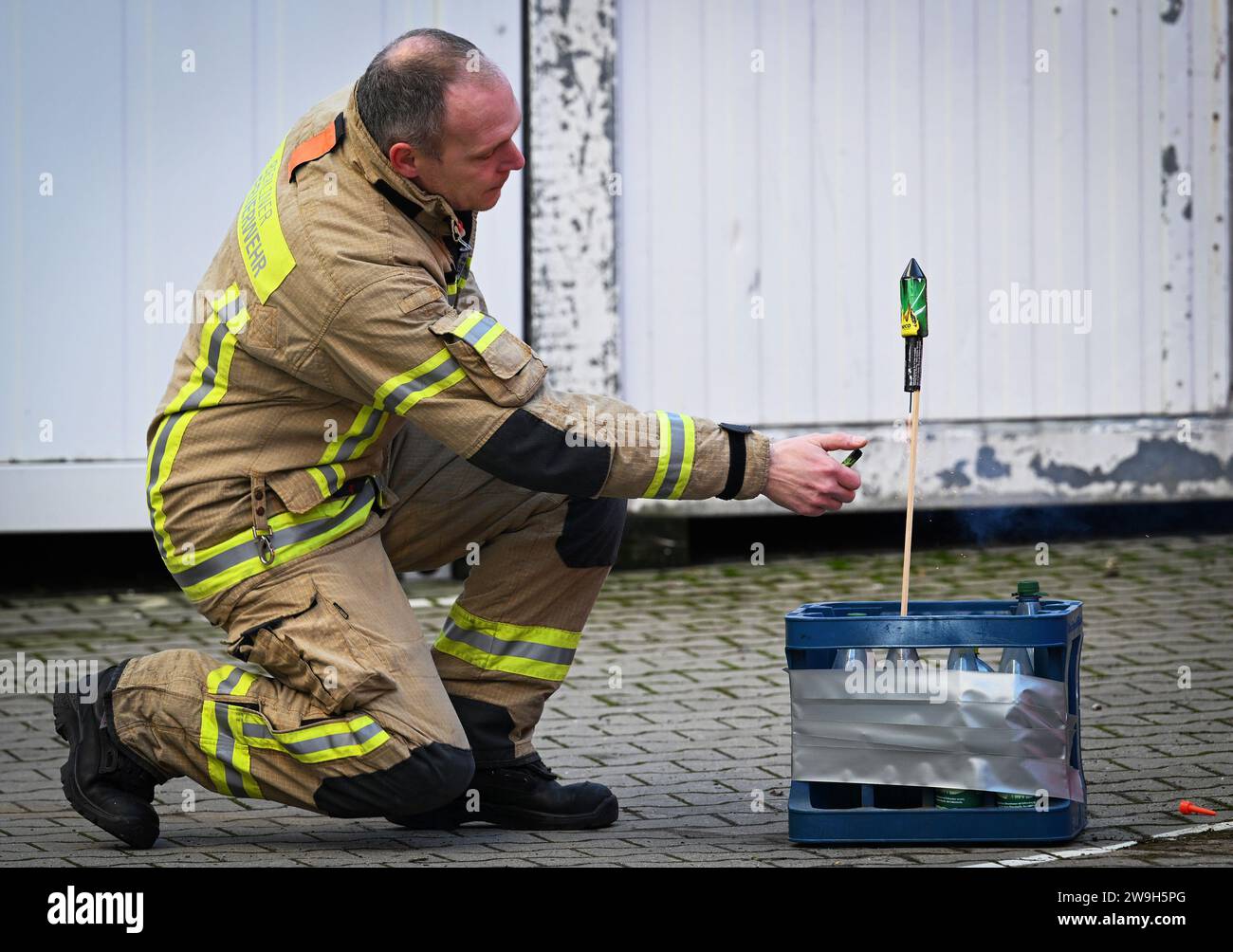 Berlin, Germany. 28th Dec, 2023. Fireman Steffen Hähnel, pyrotechnician ...