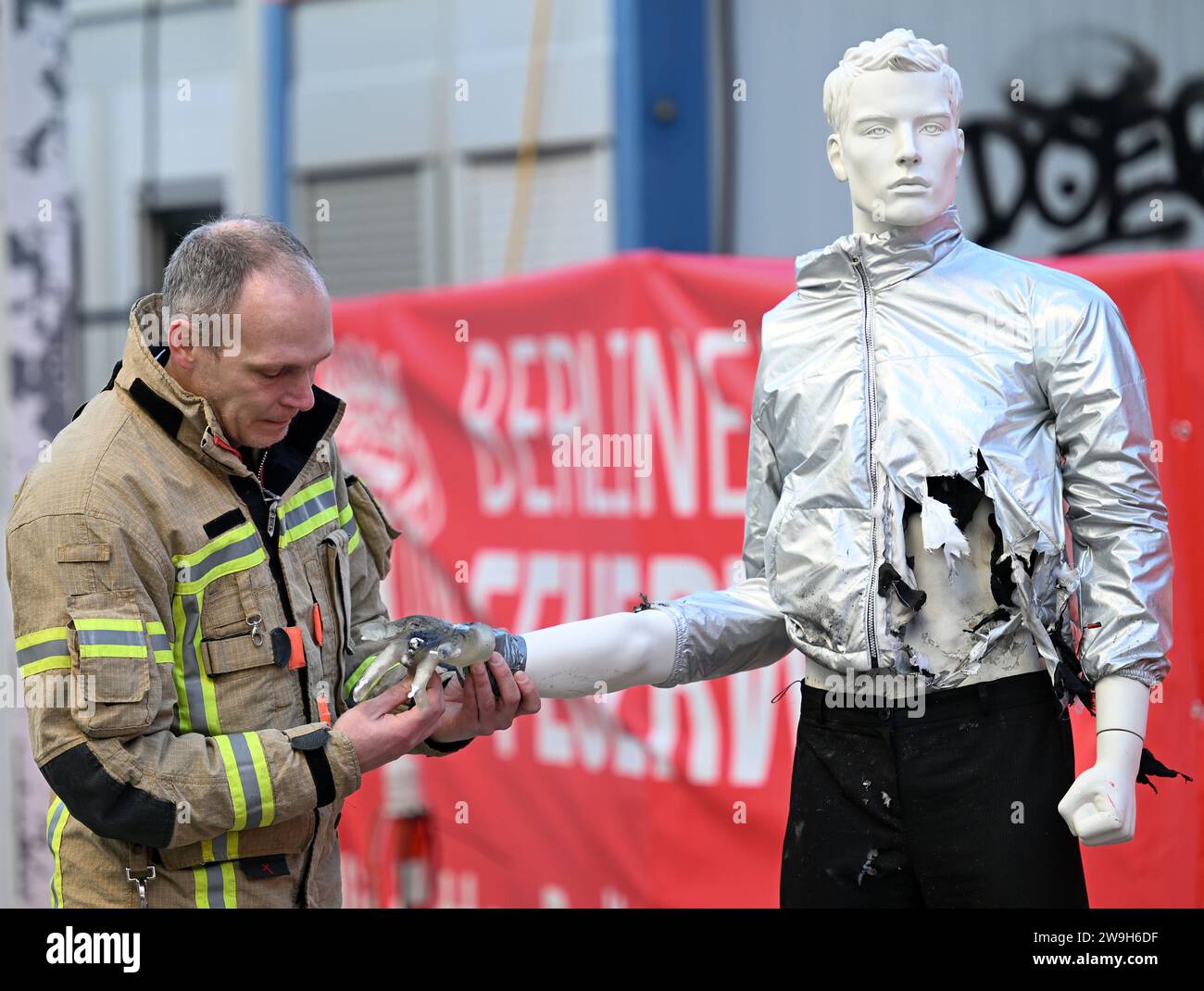 Berlin, Germany. 28th Dec, 2023. Firefighter Steffen Hähnel ...