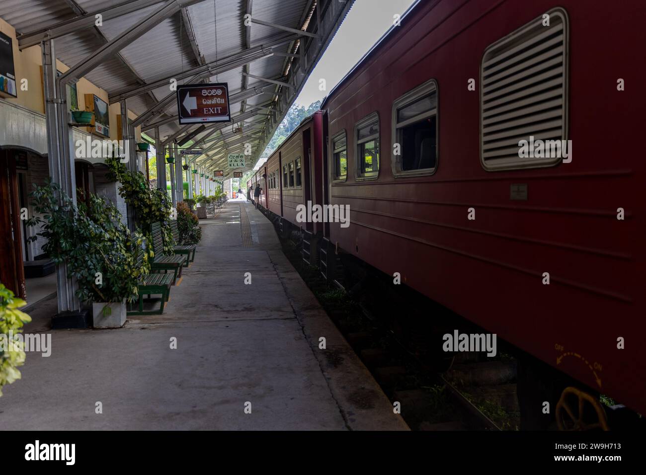 Colombo to Kandy train journey Stock Photo - Alamy