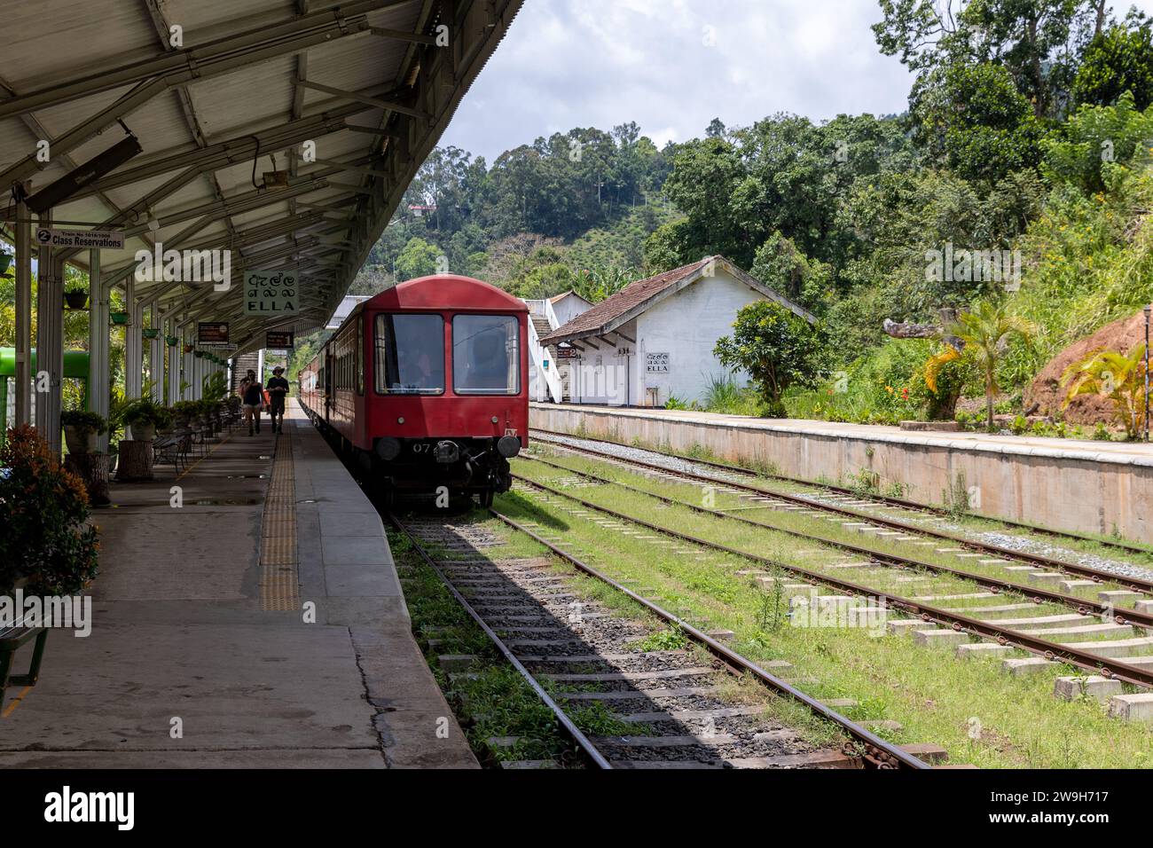 Colombo to Kandy train journey Stock Photo - Alamy