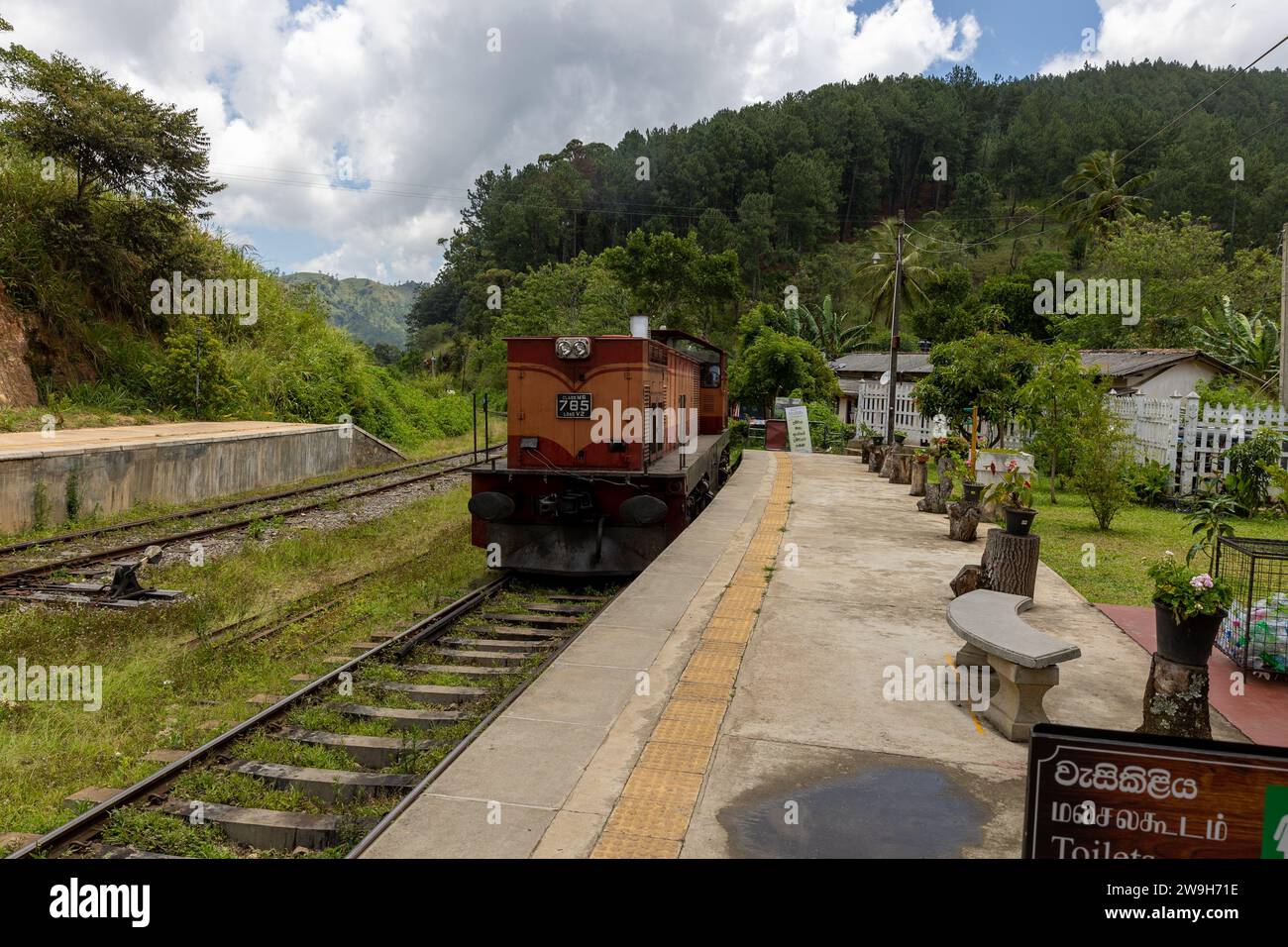Colombo to Kandy train journey Stock Photo - Alamy