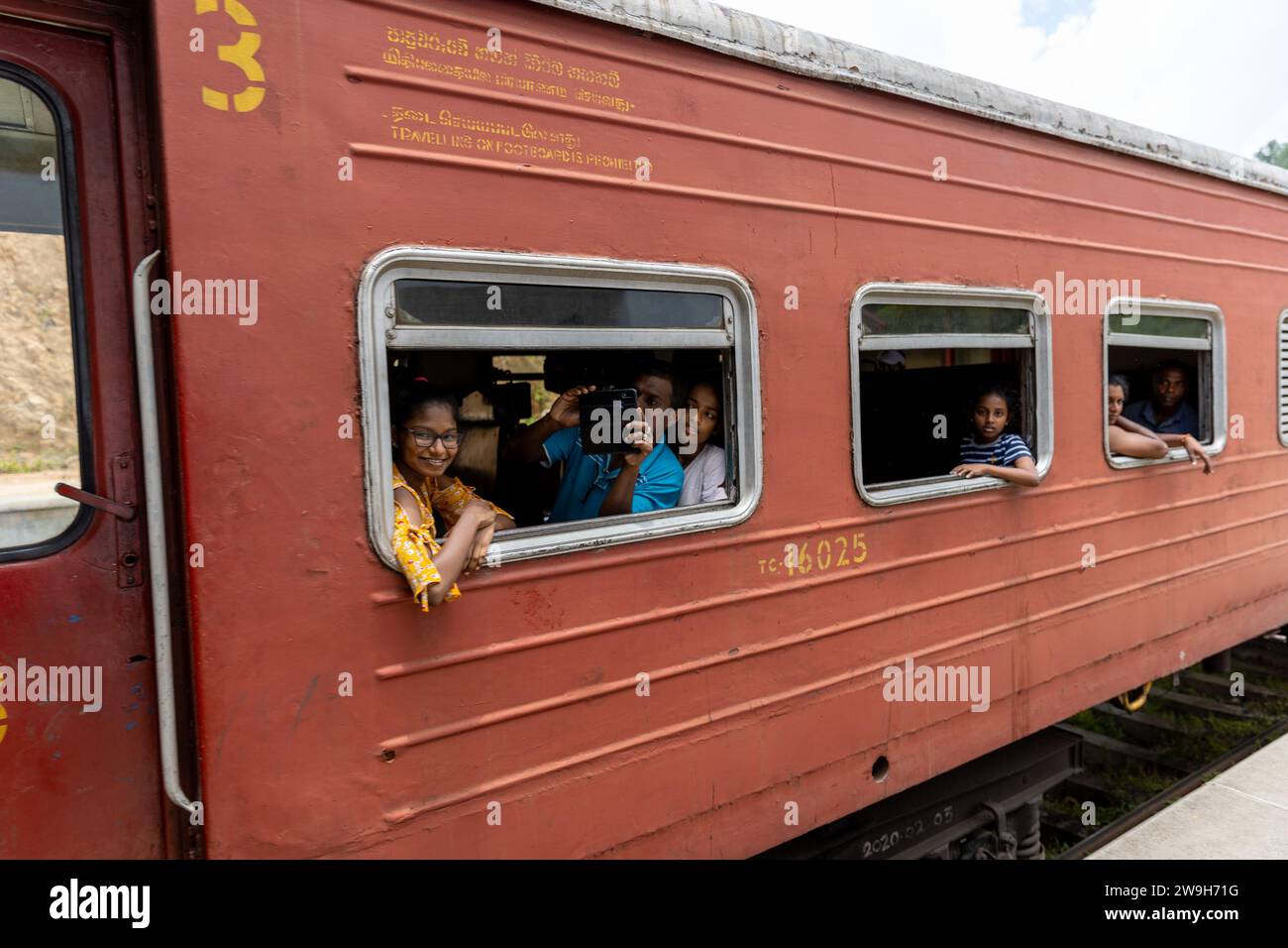 Colombo to Kandy train journey Stock Photo - Alamy