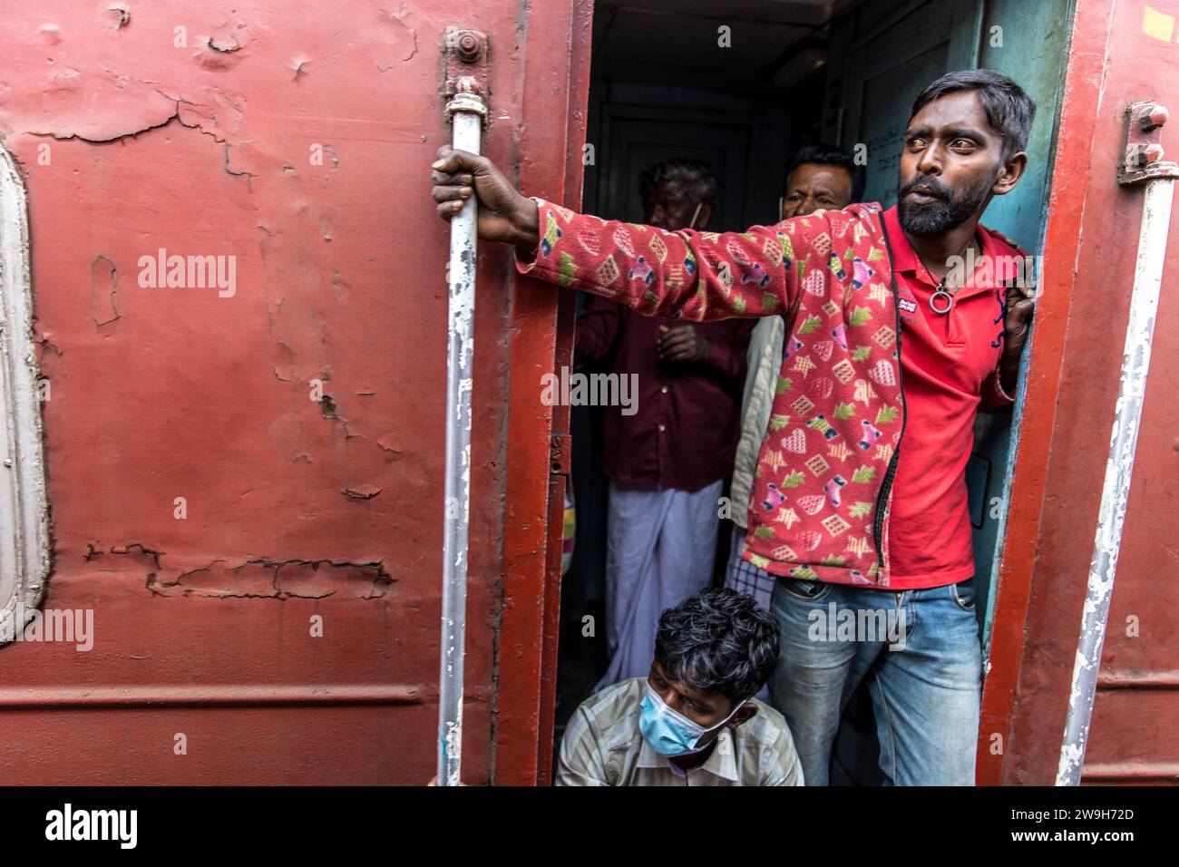 Colombo to Kandy train journey Stock Photo - Alamy