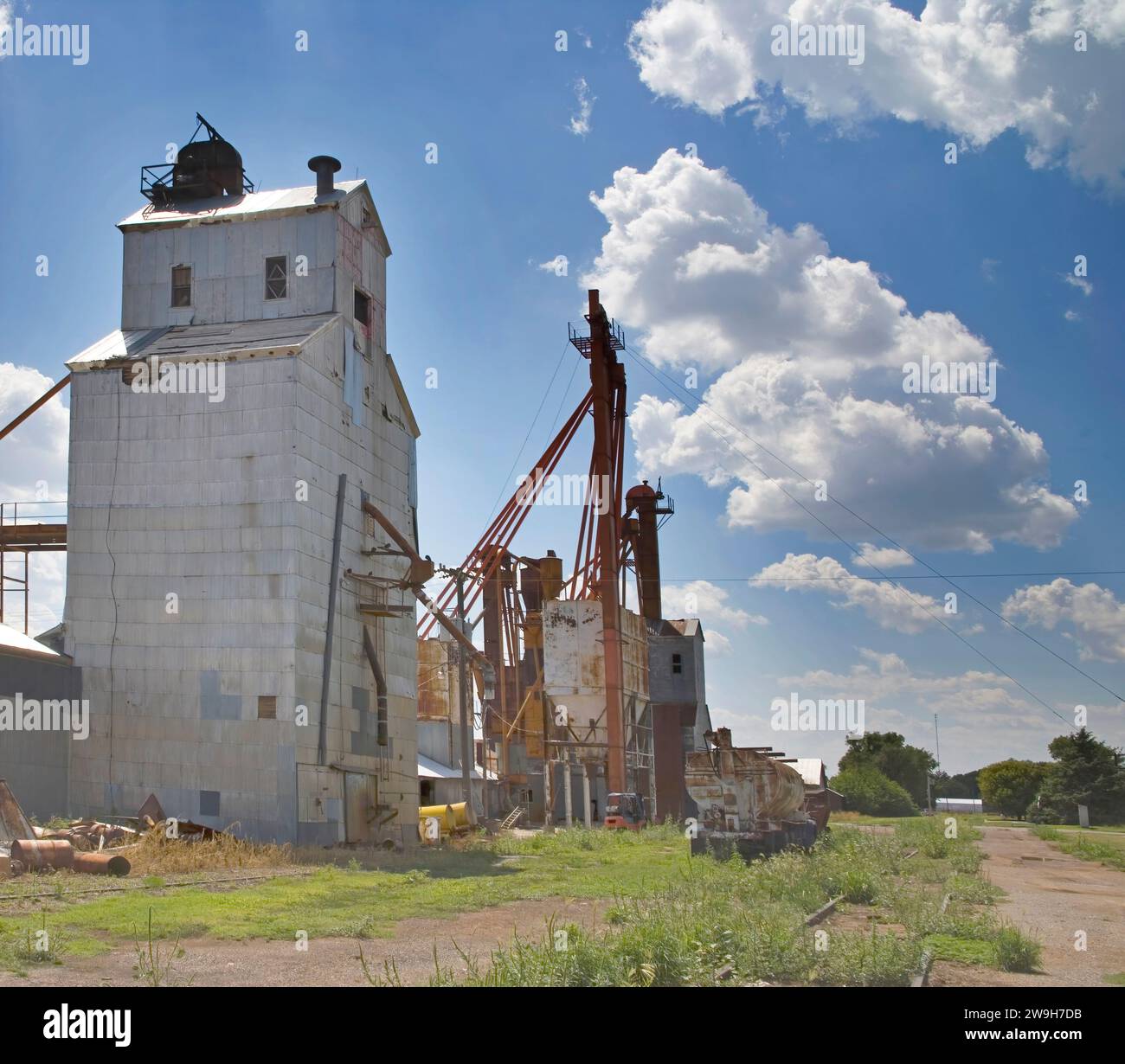 rusting old grain silos on the rock island line on route 66 at sayre ...