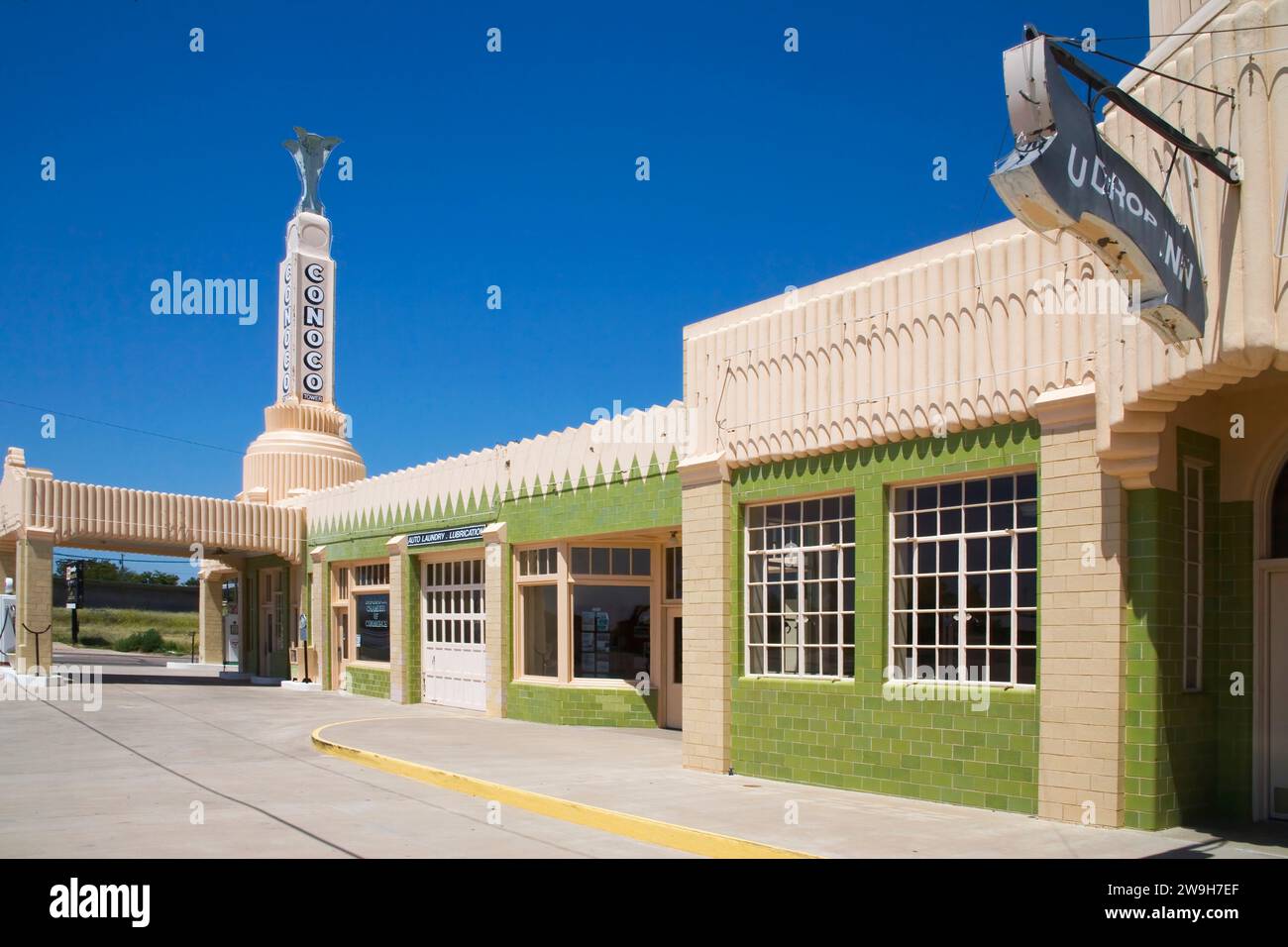 art deco conoco tower and u drop inn shamrock texas on route 66 Stock ...