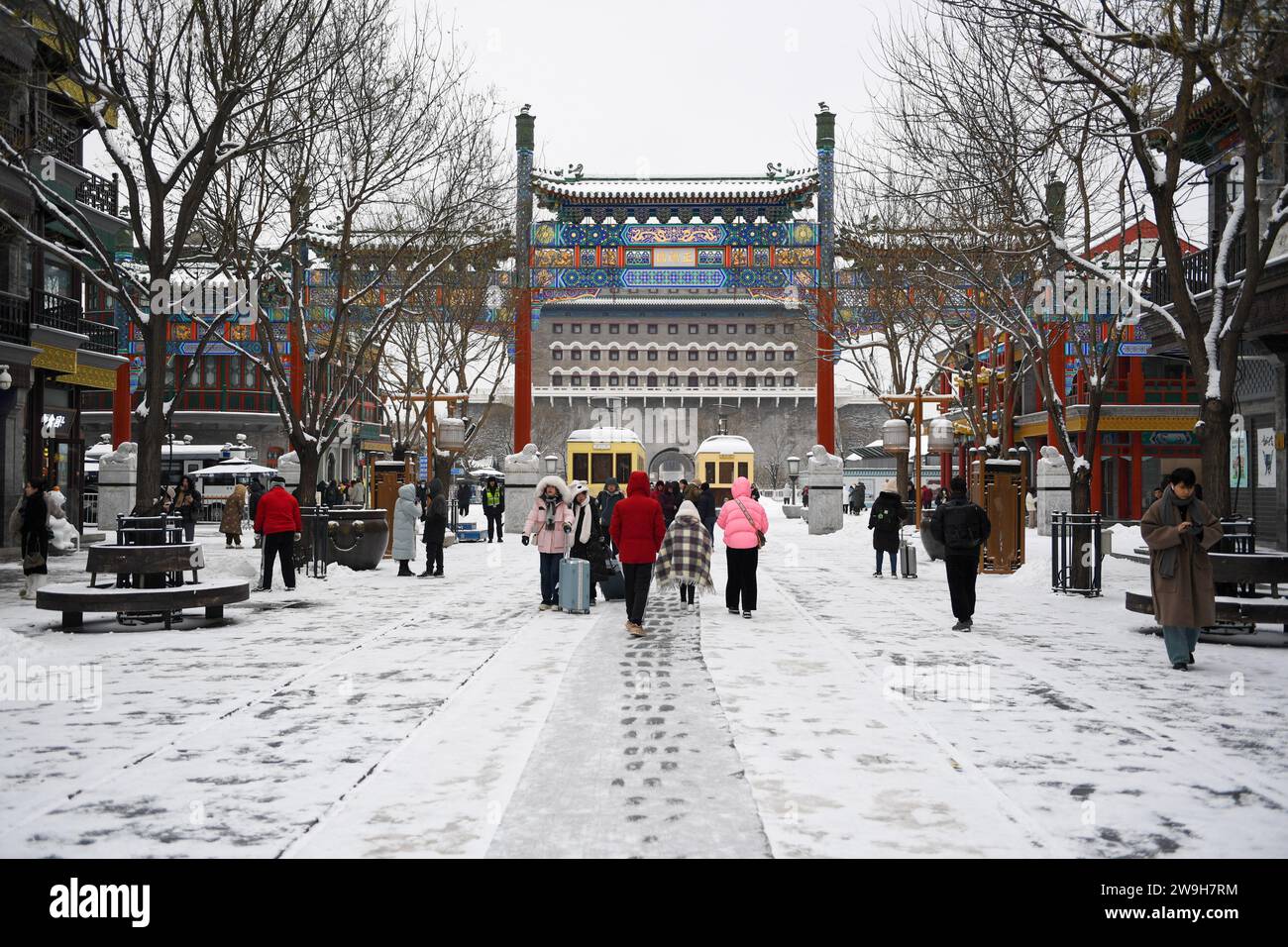 (231228) -- BEIJING, Dec. 28, 2023 (Xinhua) -- People visit the Qianmen ...