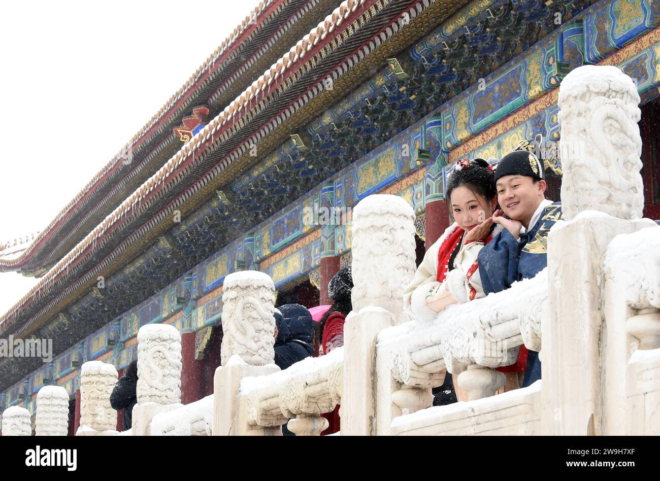 (231228) -- BEIJING, Dec. 28, 2023 (Xinhua) -- Visitors pose for photos ...