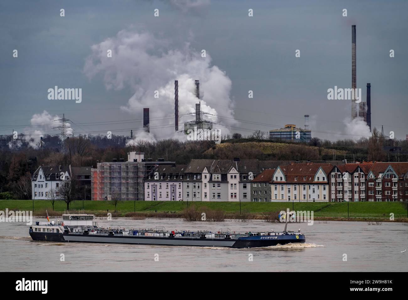 Frachtschiff auf dem Rhein bei Duisburg-Laar, Häuser an der ...
