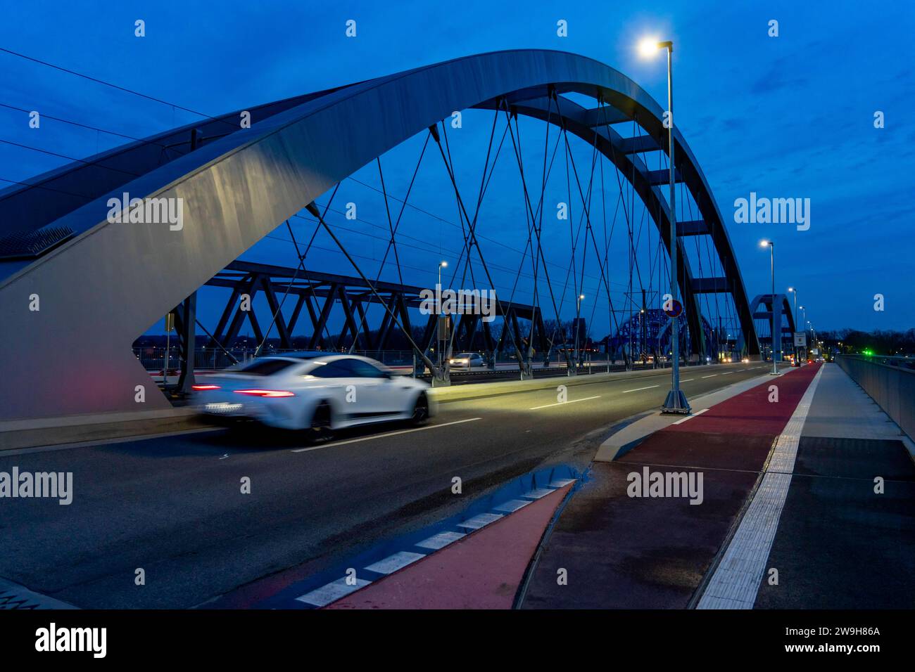 Der fertig gestellte Neubau des Karl-Lehr-Brückenzug, über die Ruhr und ...