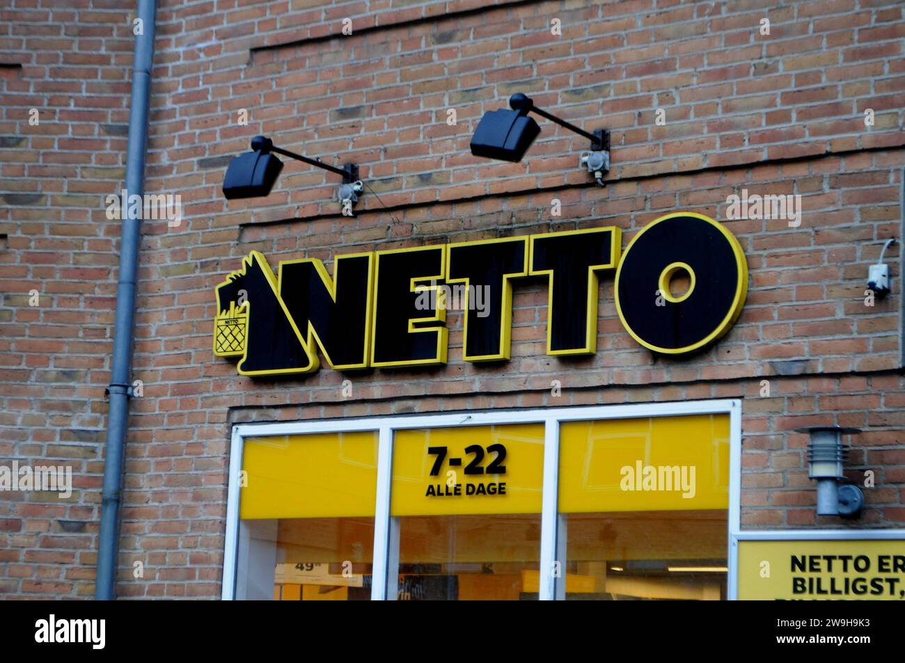 Coco cola cans hi-res stock photography and images - Alamy