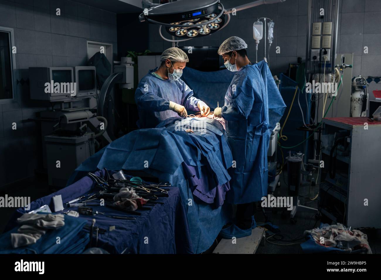 Doctor operating hospital hi-res stock photography and images - Alamy
