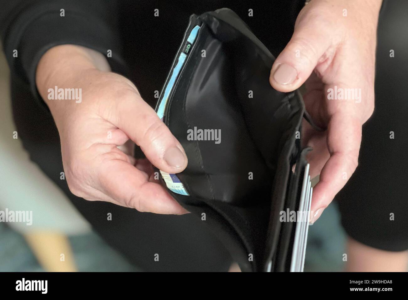 Themenfoto:Armut,leere Geldboerse,kein Geld,arm. *** Topic photo ...